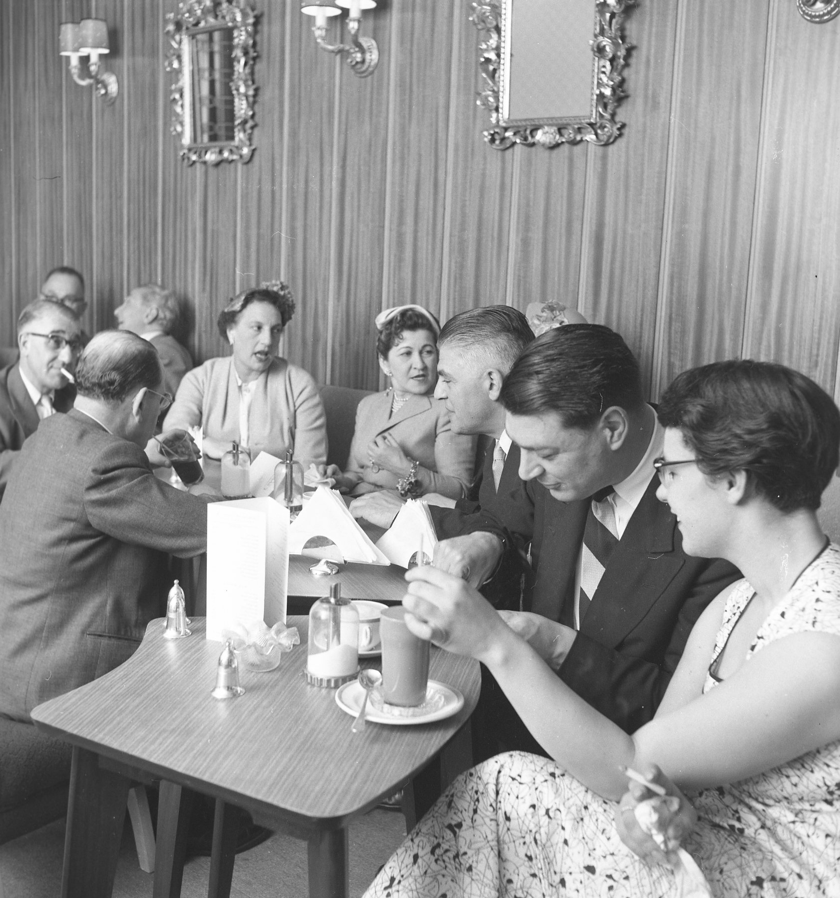 London Coffee Bar Culture 1954 – adrianflowersarchive.com